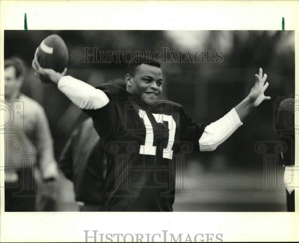 1988 Press Photo Auburn football QB Reggie Slack heaves one in practice ...