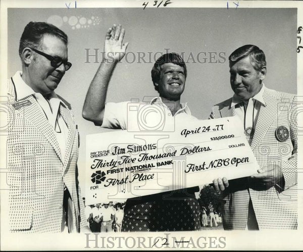 1978 Press Photo Golfer Jim Simons accepts $35,000 winner's check for ...