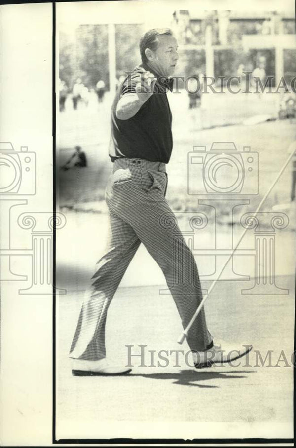 1973 Press Photo Golfer Dan Sikes walks off 18th green of Colonial Cou ...