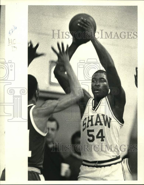 1988 Press Photo Shaw High School Melvin Simon at game against St ...