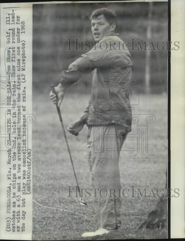1968 Press Photo Golfer Tom Shaw watches chip on 2nd hole in rain ...