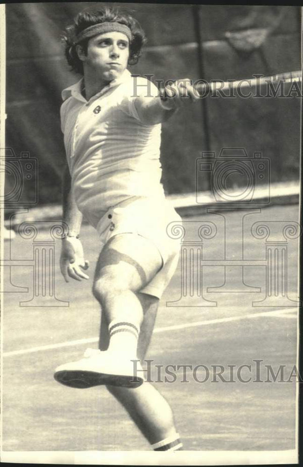 1975 Press Photo Guillermo Vilas returns to Jaime Fillol at U.S. Open ...