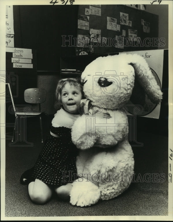 1977 Press Photo Electronic Blinking Bunny Named Tommy Aids Deaf Child ...