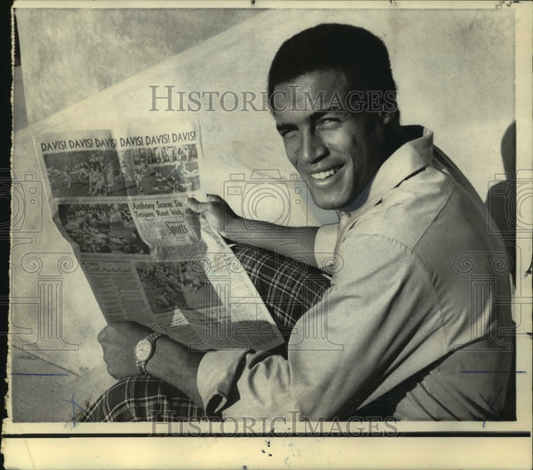 1972 Press Photo Anthony Davis, Southern Cal running back reads of ...