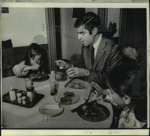 1975 Press Photo Governor Dukakis eats breakfast with daughters, Kara ...