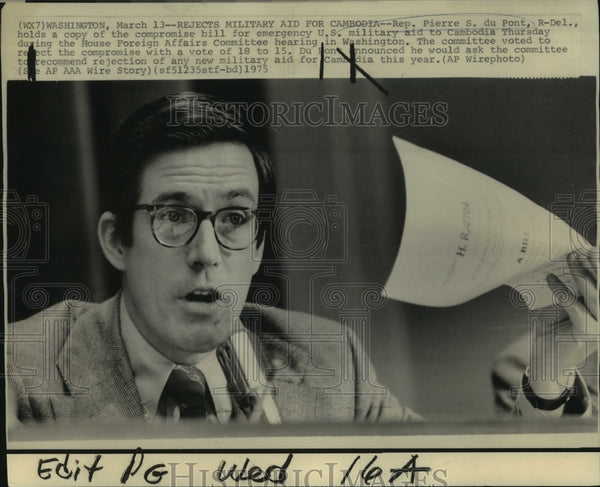1975 Press Photo Representative Pierre S. du Pont Holds Bill at House ...