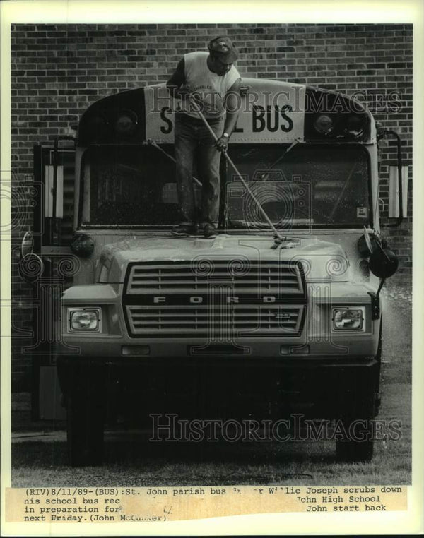 1989 Press Photo School bus driver, Willie Joseph scrubs down bus ...