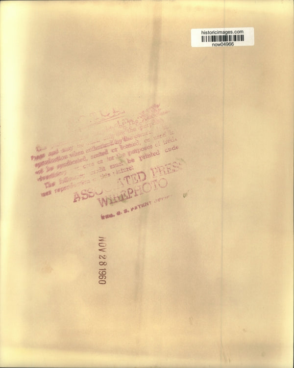 1960 Press Photo Ruby Gorman hides face as FBI escort her to San Diego ...