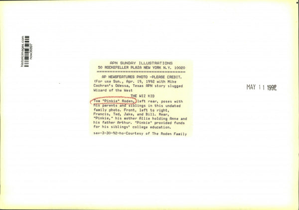 1992 Press Photo Tom "Pinkie" Roden poses with parents and siblings ...