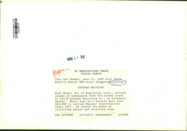 1989 Press Photo Paul Meyer unloads newspapers at Tri-R Systems ...