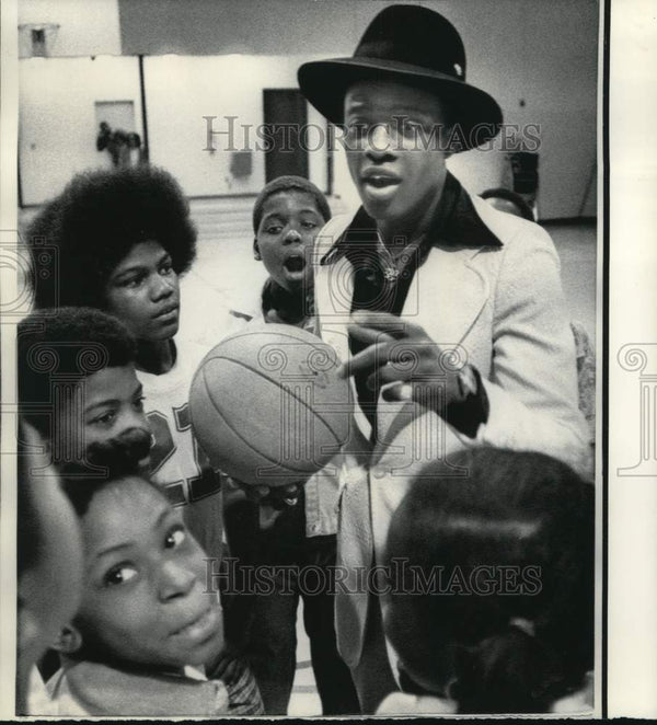 1976 Press Photo Archie Talley talks with Linwood Community YMCA ...