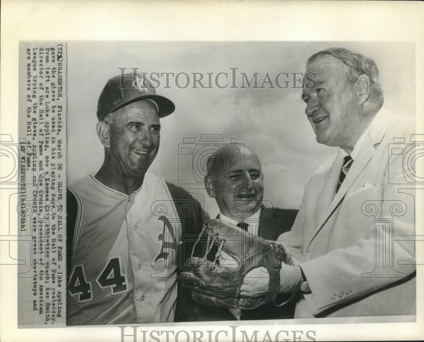 Press Photo Former White Sox Shortstop Luke Appling Gives Glove to Hall ...