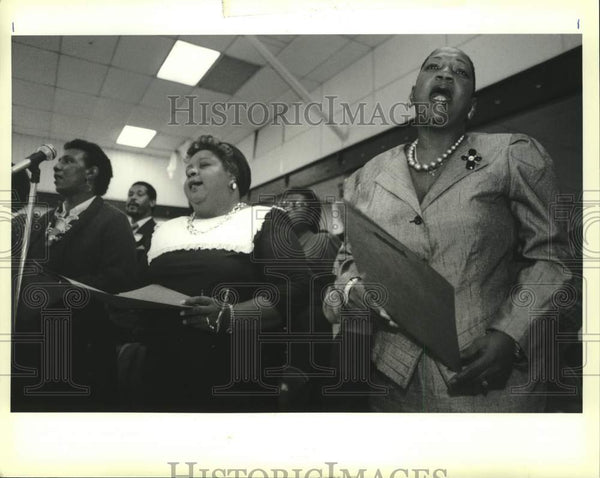 1991 Press Photo Lisa Lott joins in the choir made from all the black ...