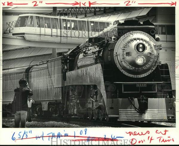 1984 Press Photo The Freedom Train cruises into the world's fair ...