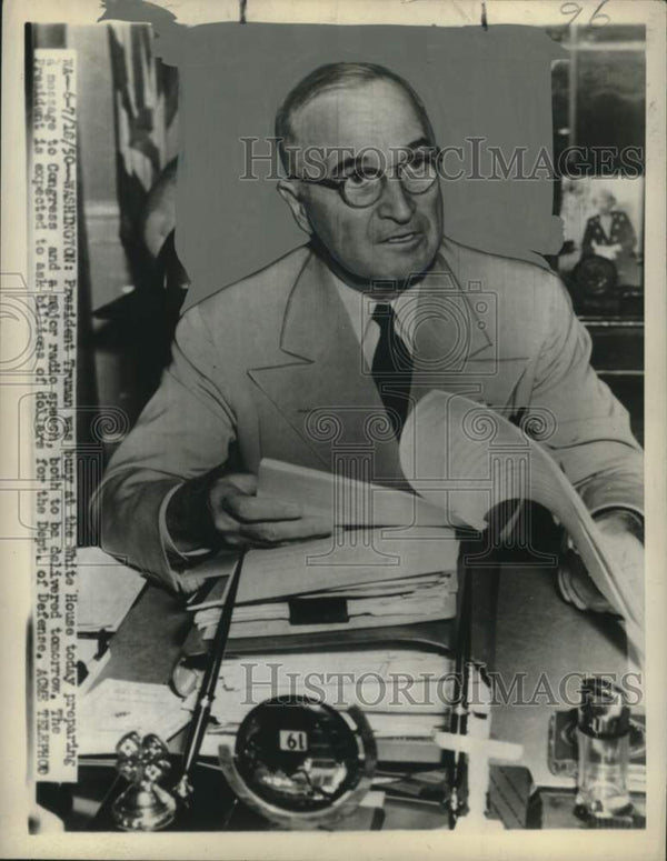 1950 Press Photo President Truman prepares his Congressional radio ...