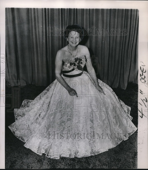 1953 Press Photo Mrs. Omar Bradley posed in one of her coronation gowns ...