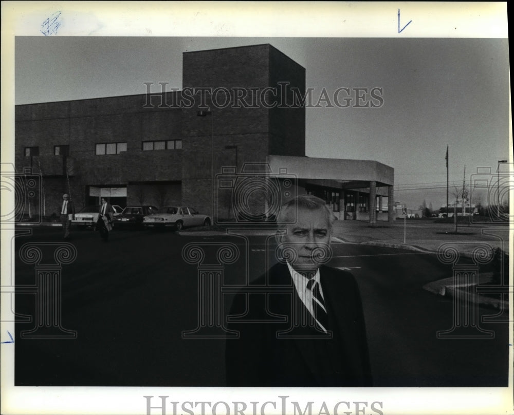 1984 Press Photo Lawrence Waters To The Rescue State Federal Savings A ...
