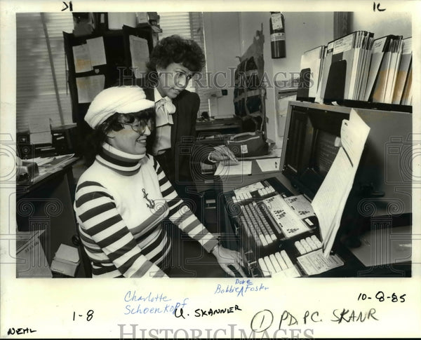 1985 Press Photo Editor Bobbie Dore Foster & Charlotte Schoenkopf check ...