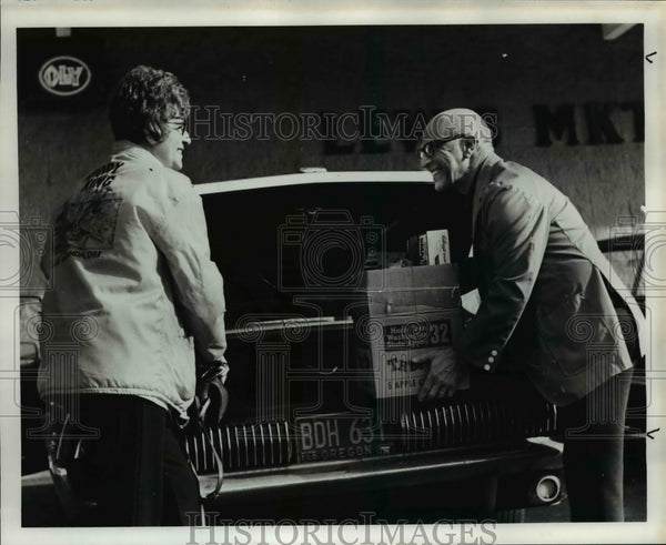 1976 Press Photo Lew Wilkinson-Oregon Grocery store - orb70958 ...