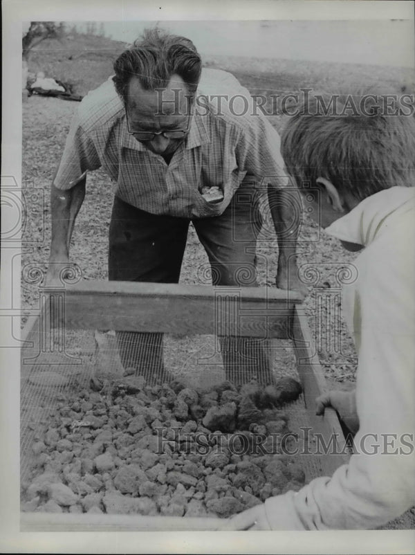 1960 Press Photo Clifford & David Brault weekend archeologists-Clakstar ...