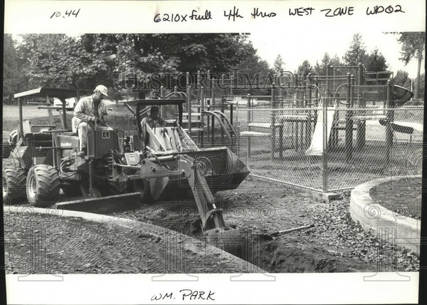 1990 Press Photo Leonard Bernhardt Landscaping workers dig drainage at ...