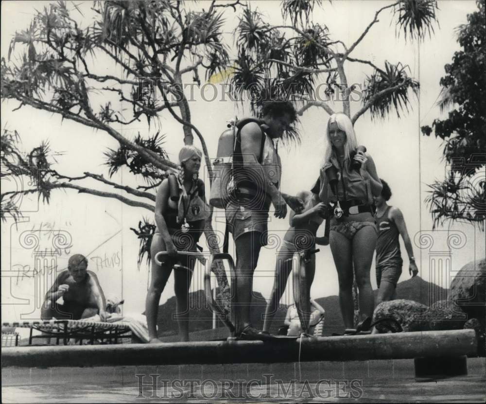 1977 Press Photo Percy Leleo Kinimaka and Diving Students in Kauai ...
