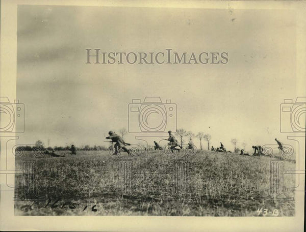 1931 Press Photo US soldiers advancing under fire on World War I ...