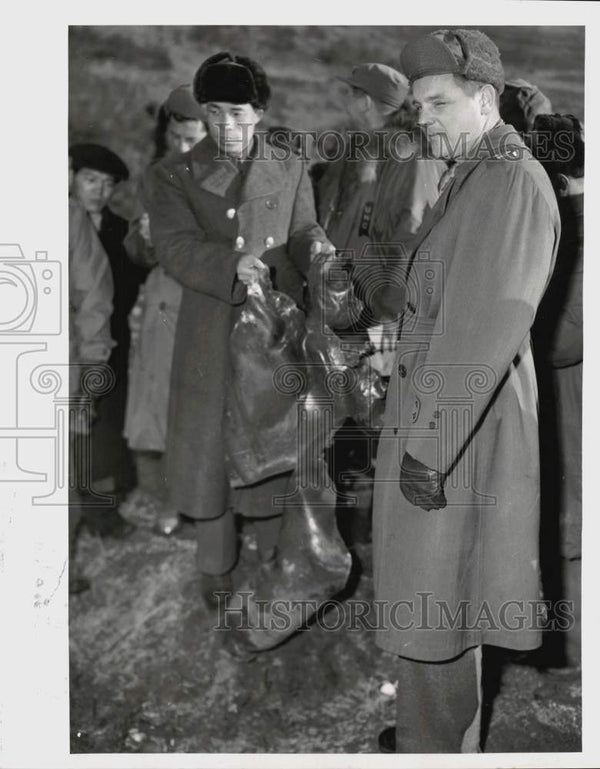 1951 Press Photo Colonel Andrew Kinney, Chinese Officer Hold Part of ...