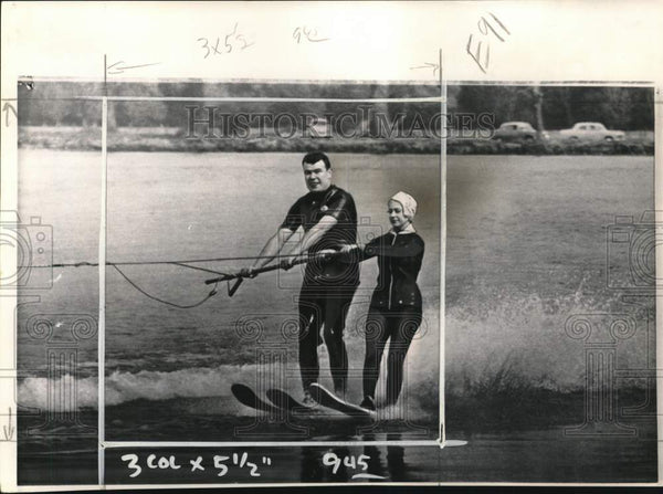 1963 Press Photo Princess Margaret Rose & instructor skiing on a lake ...