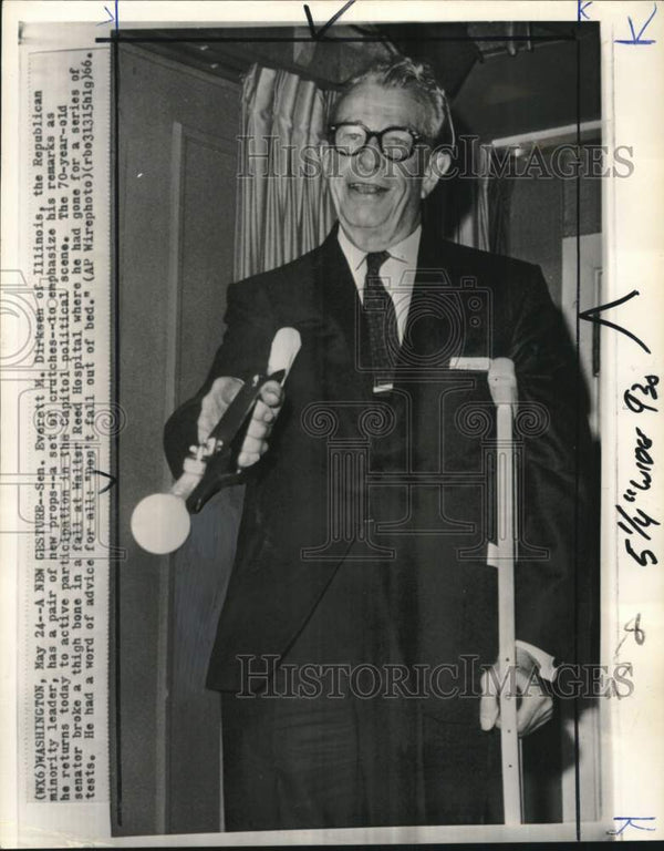1966 Press Photo Senator Everett Dirksen with crutches arrives at ...
