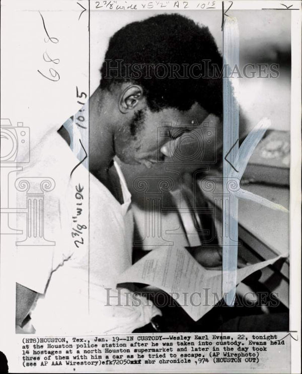 1974 Press Photo Kidnapper Wesley Evans at police station after arrest ...