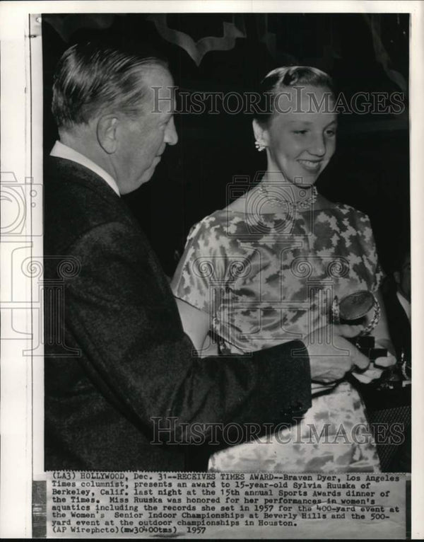 1957 Press Photo Columnist Braven Dyer & swimmer Sylvia Ruuska, Califo ...