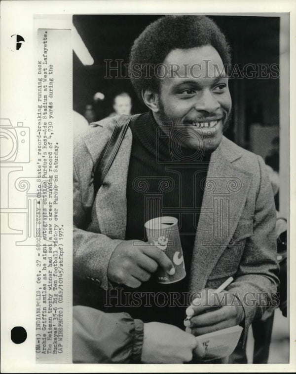 1975 Press Photo Ohio State football player Archie Griffin signs ...