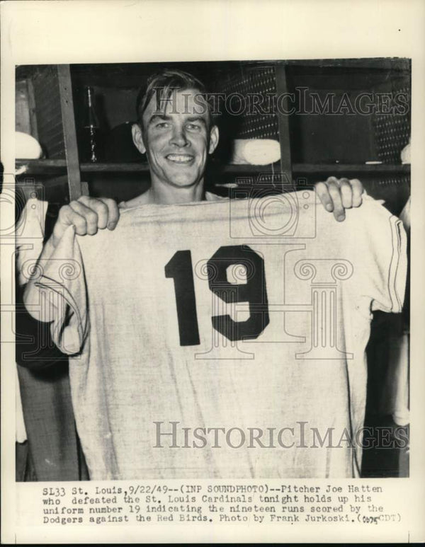 1949 Press Photo Dodgers baseball player Joe Hatten shows his uniform ...