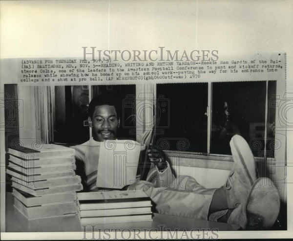 1970 Press Photo Baltimore Colts' Ron Gardin studies, Baltimore ...