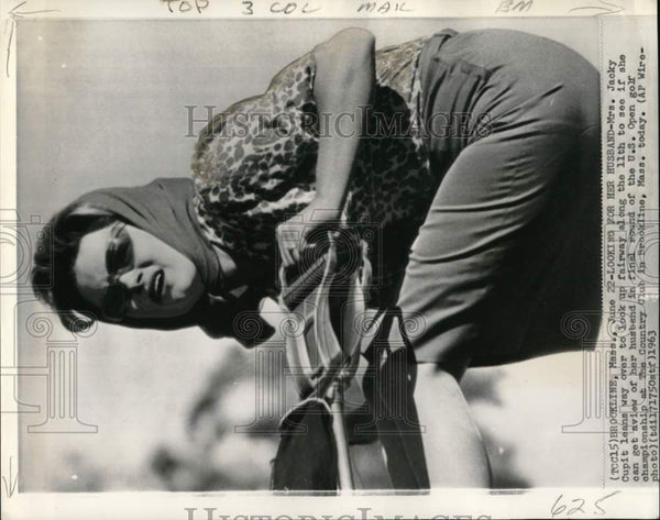 1963 Press Photo Wife of golfer Jacky Cupit watch his US Open golf ...
