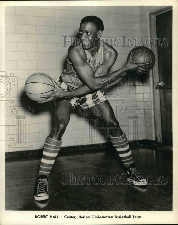 1960 Press Photo Harlem Globetrotters' Robert Hall showing off moves ...