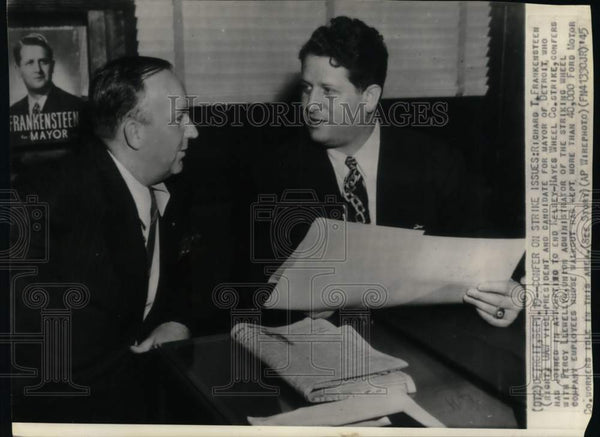 1945 Press Photo V.P. of UAW R T. Frankensteen confers with P Llewellyn ...
