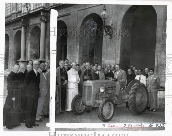 1951 Press Photo Medium tractor presented to Pope Pius in Rome ...