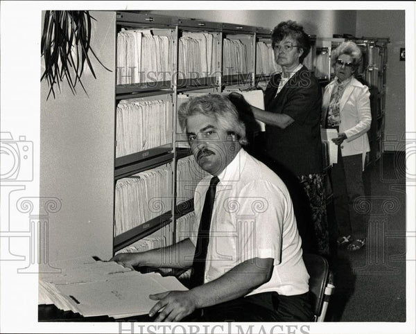 1992 Press Photo Rick Betts with Case Workers Nancy Gibb, Virginia ...