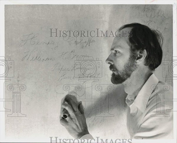 1987 Press Photo William Gantt at Harris Mansion Stairway in Harrisburg ...