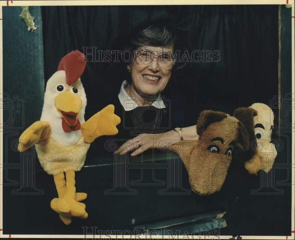 1993 Press Photo Puppeteer Alita Cooper with Puppets at Theater ...