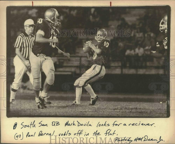1977 Press Photo South San quarterback Mark Davila and Paul Bernal, Te ...