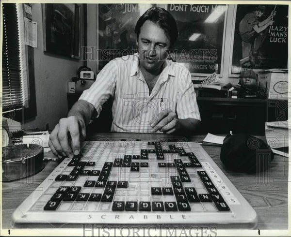 1985 Press Photo Don Goodwin Practices His "Speed Scrabble" Game in San ...