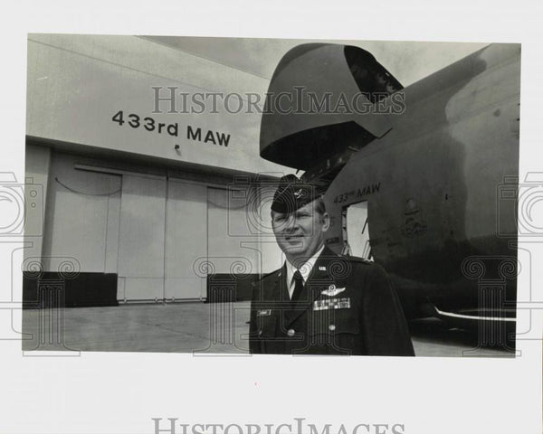 1988 Press Photo Colonel James E. Sherrard, Kelly Air Force Base, Texas ...