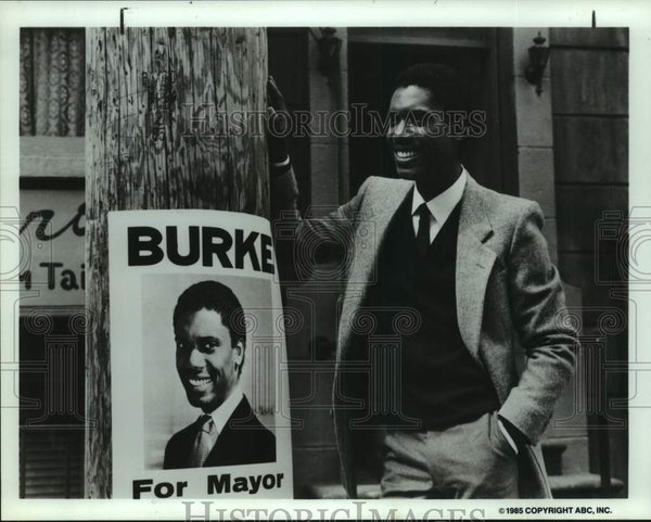 1985 Press Photo Mr. Burke, standing next to "Burke for Mayor" poster ...