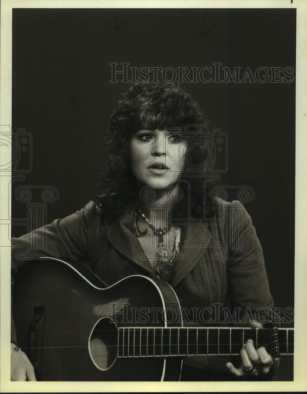 1979 Press Photo Singer Melanie plays guitar - sap12996 - Historic Images