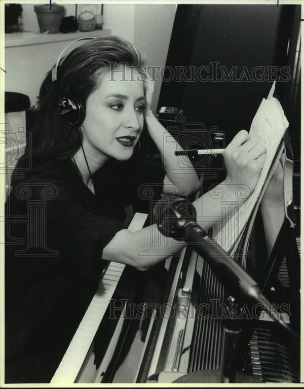 1991 Press Photo Lisa Lopez, Singer writes music - sap14942 - Historic ...