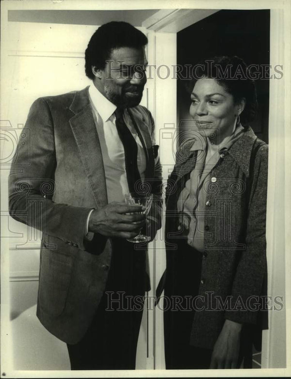 1982 Press Photo Actors Bernie Casey, Rosiland Cash in "Trapper John ...