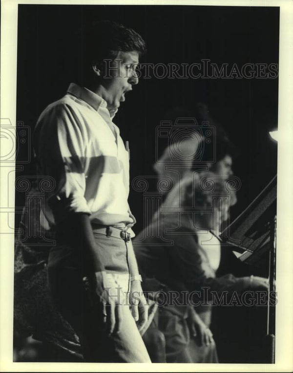 1983 Press Photo David Eisler sings in Majestic Theater in San Antonio ...